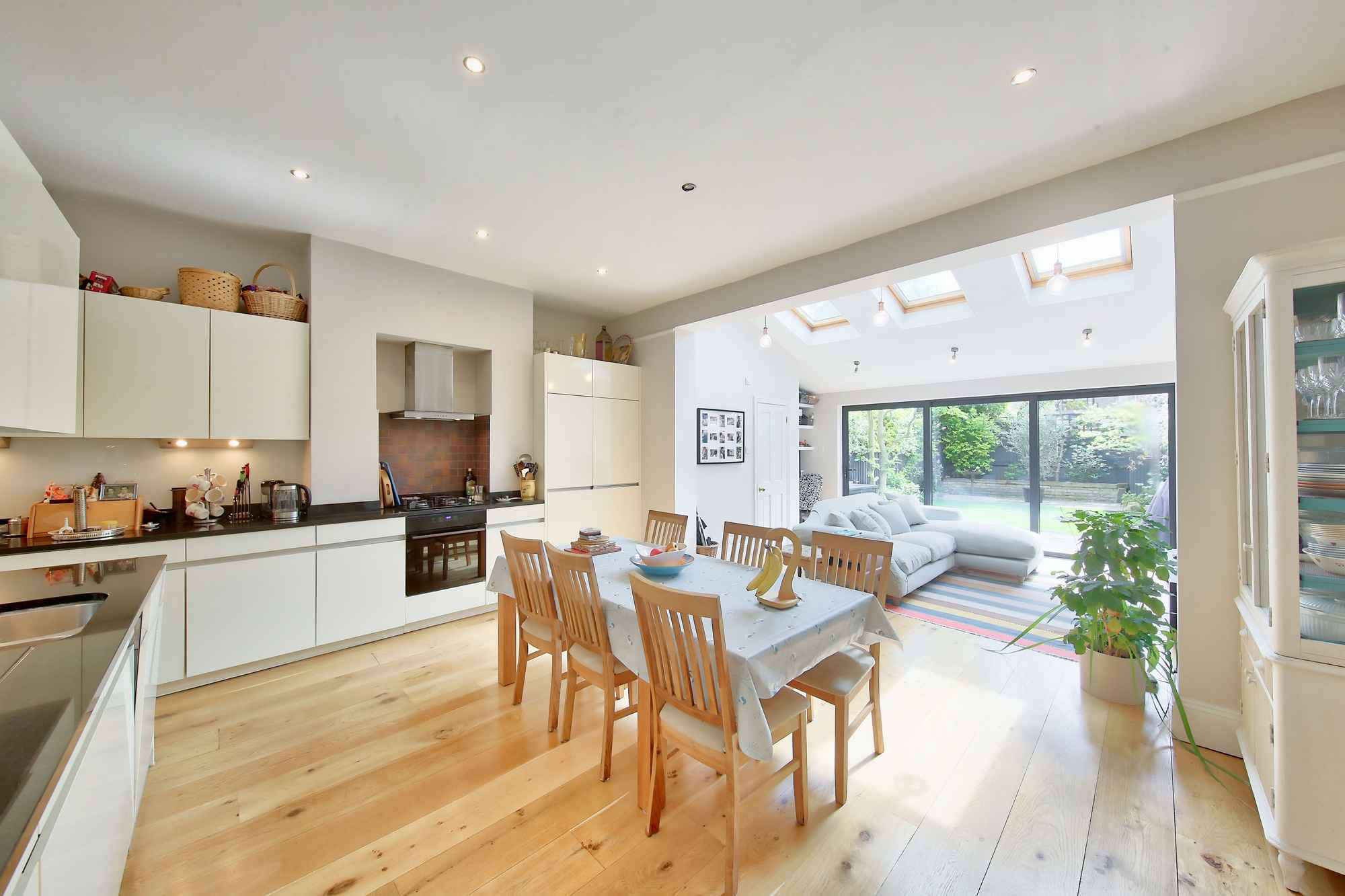 Open Plan vs. Broken Plan: The British Evolution of Living Spaces ...